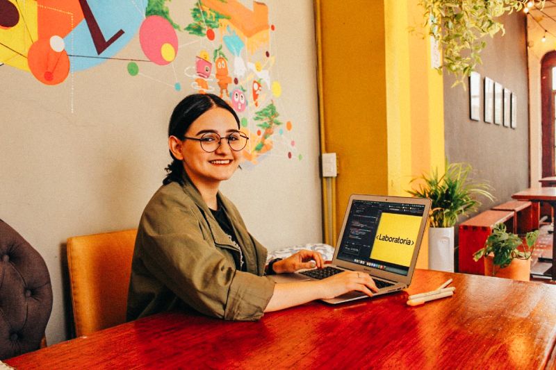 Billonaria MacKenzie Scott dona 4 millones de dólares a Laboratoria ...